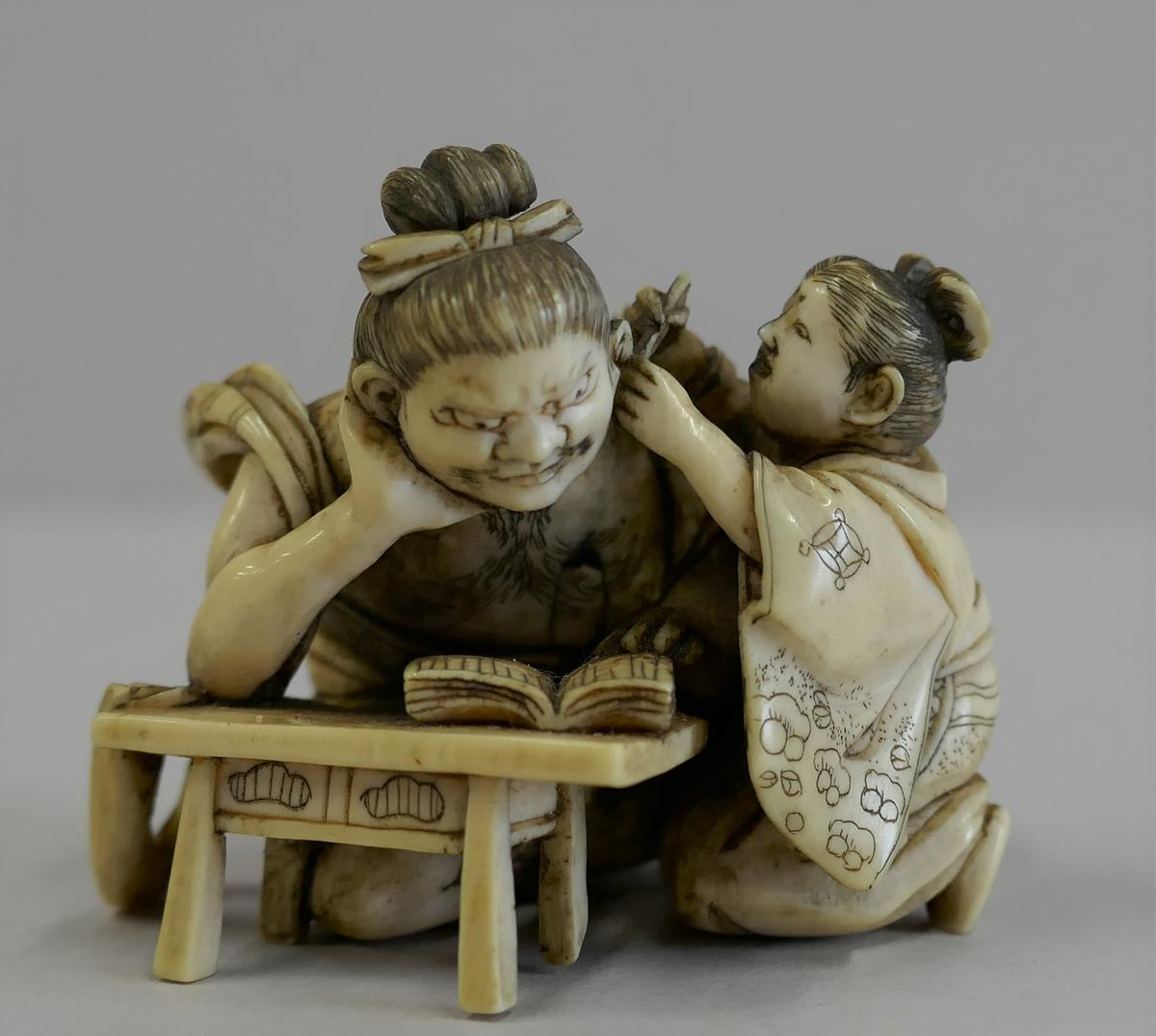 Okimono: Nio no mimisojio suru chigo [a page cleaning an ear of Nio ...