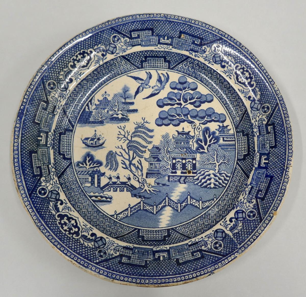 Spode plate - Dunedin Public Art Gallery